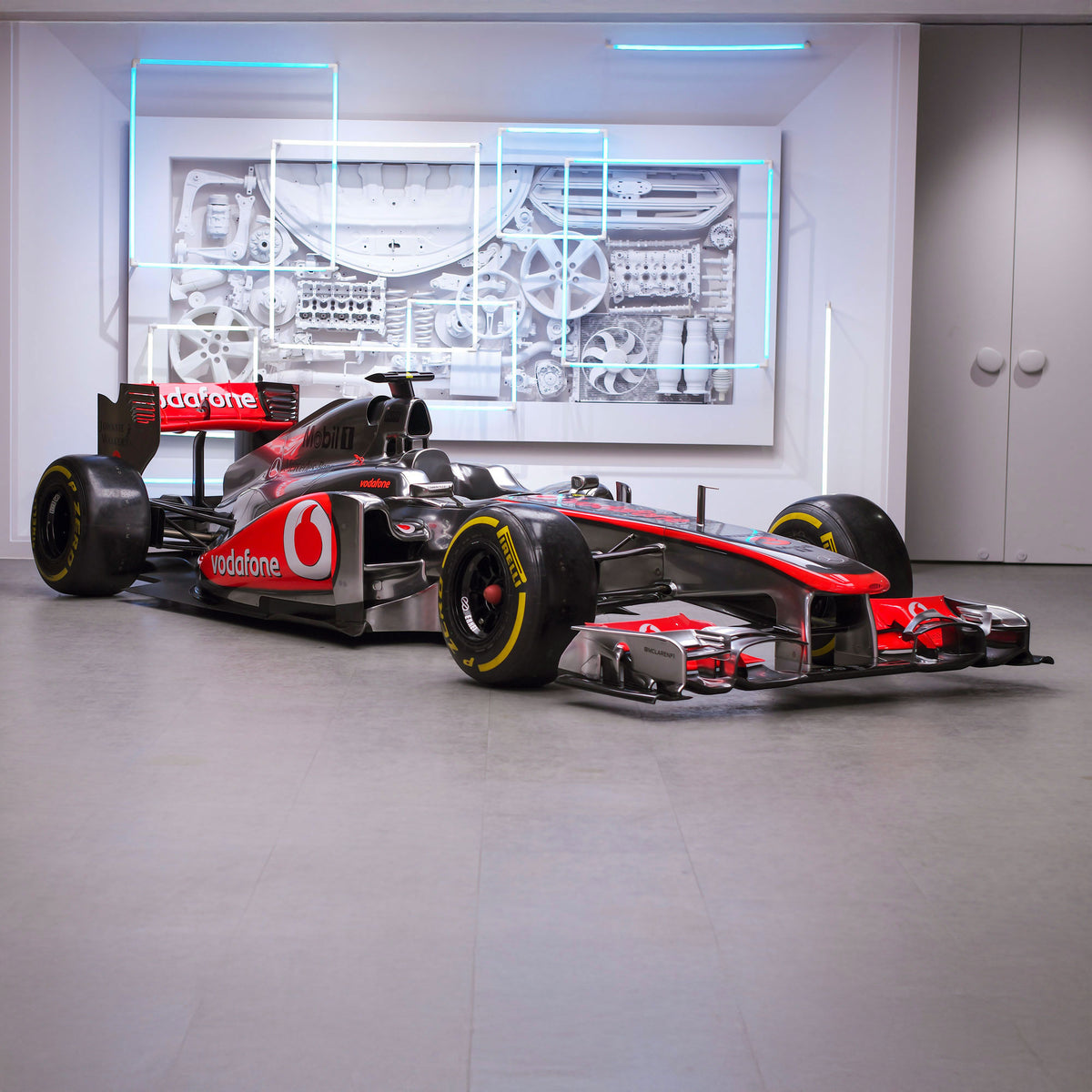Official McLaren F1® Team 2011 MP4-26 Show Car – F1 Authentics